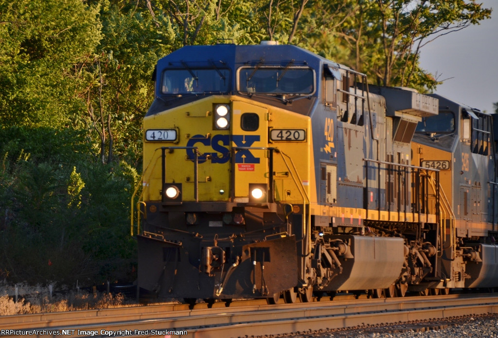 CSX 420 comes east.